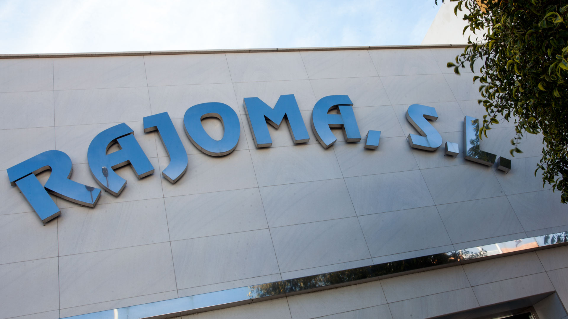 diesño-rotulo-exterior-e-instalacion-rajoma-2 | Mundo Rotulado